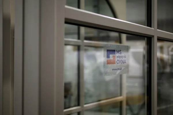 Schwarzes Silikon und schwarzer Chromatech Ultra-Rahmen – das perfekte ...